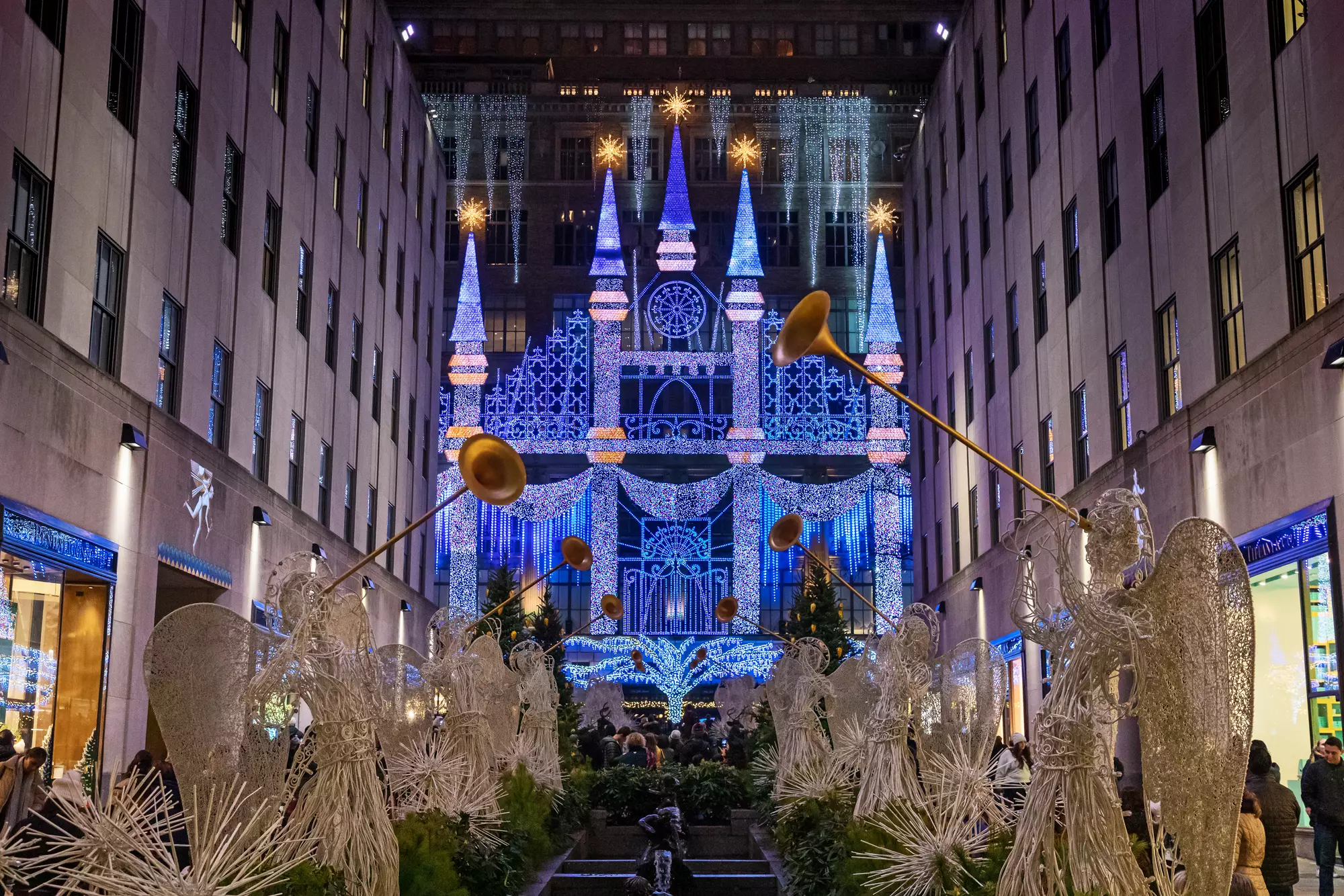 Zobacz świąteczne okna Nowego Jorku 2019 (bez stawiania czoła tłumom) 7746_2