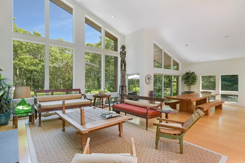 Li daristanên Rojhilata Hamptonê, xaniyek nûjen a 3,5 mîlyon dolarî xwedan stûdyoyek hunerî û hewza germkirî ye.