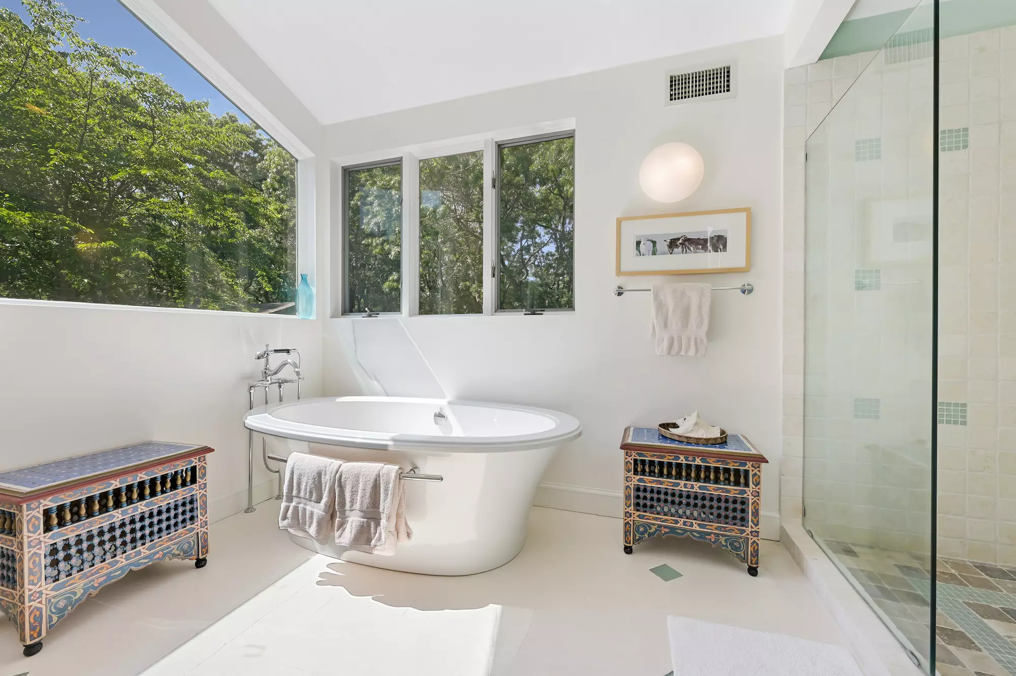 Escondida na floresta de East Hampton, casa moderna de US $ 3,5 milhões tem um estúdio de arte e piscina aquecida 775_10