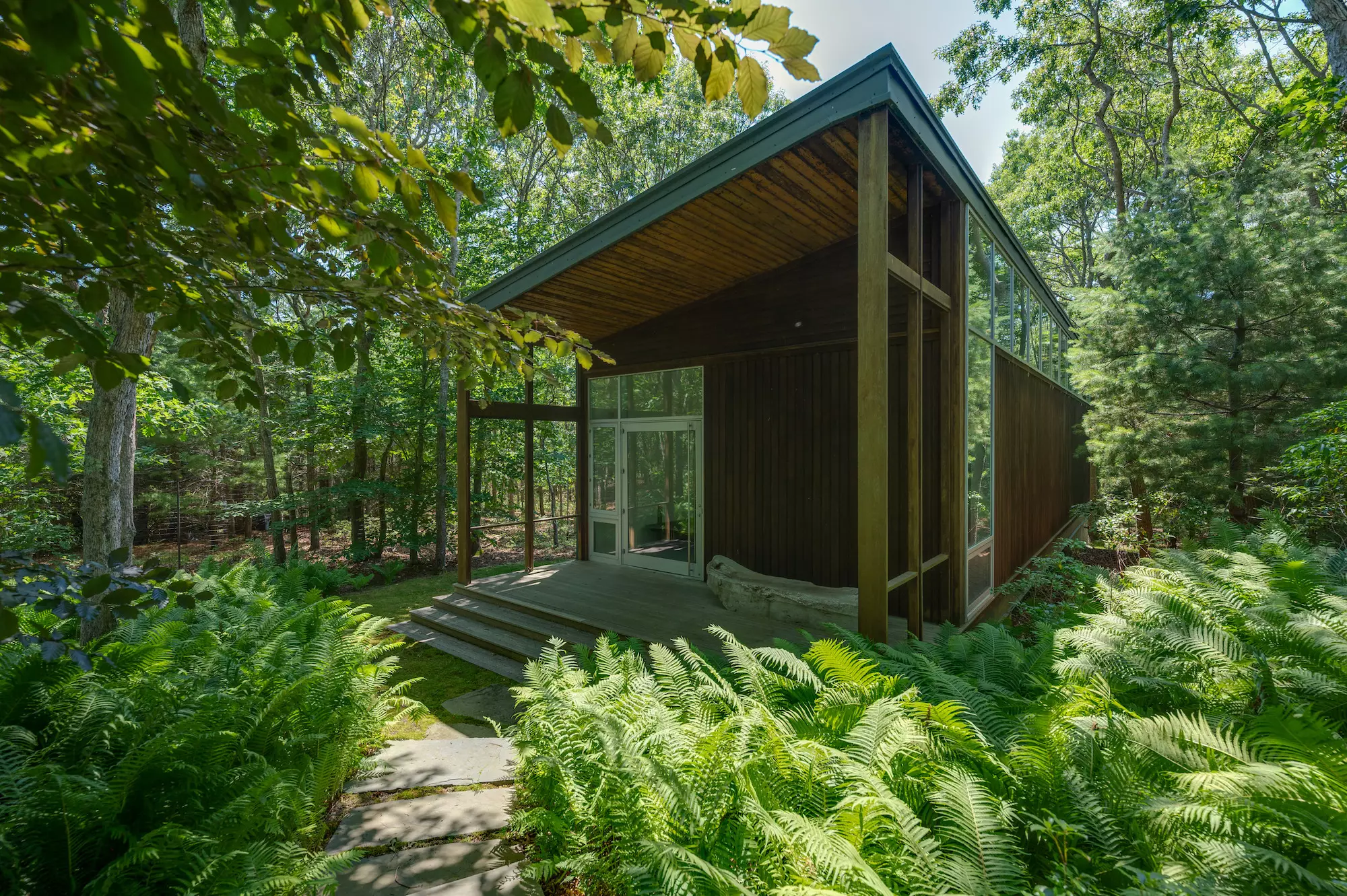 Amagada al bosc d'East Hampton, una casa moderna de 3,5 milions de dòlars té un estudi d'art i una piscina climatitzada. 775_14