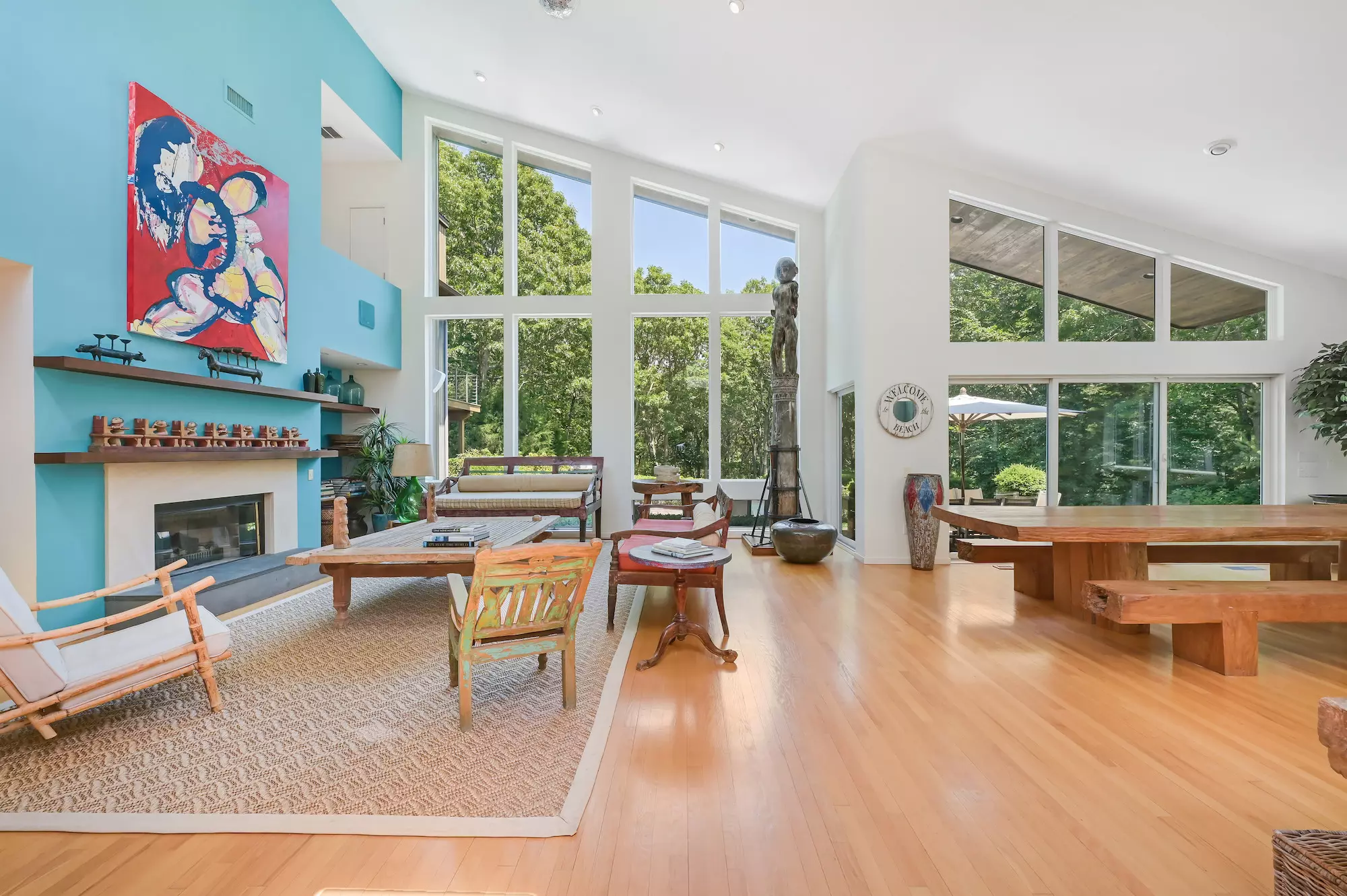 Terletak di dalam hutan East Hampton, rumah moden bernilai $3.5M mempunyai studio seni dan kolam yang dipanaskan 775_5