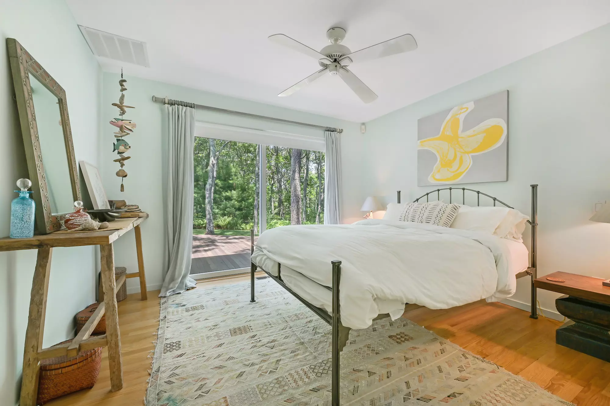 Ẩn mình trong khu rừng ở East Hampton, ngôi nhà hiện đại trị giá 3,5 triệu USD có studio nghệ thuật và hồ bơi nước nóng 775_8