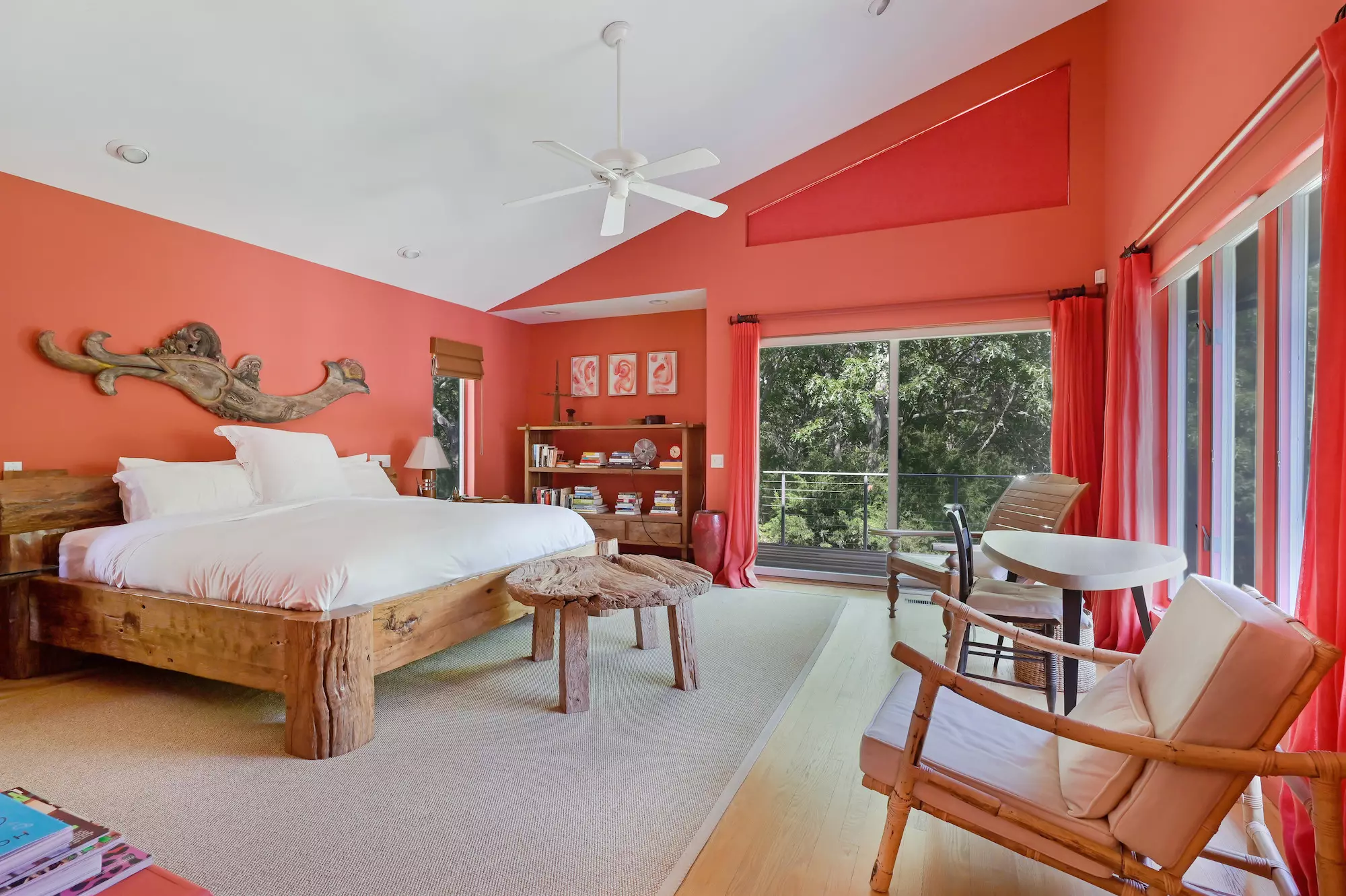 E strehuar në pyllin e East Hampton, shtëpia moderne prej 3,5 milionë dollarësh ka një studio arti dhe pishinë të nxehtë 775_9