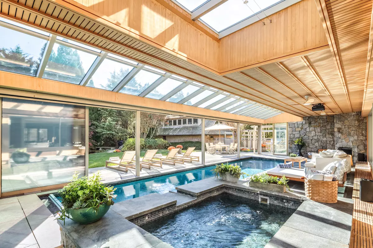 Această casă de 9,5 milioane USD din Hamptons, asemănătoare unei stațiuni, are o piscină interioară/exterioară lângă bucătărie 7888_1