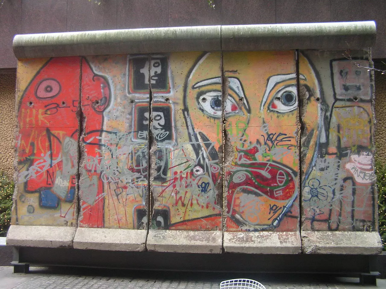 Asa makita ang mga piraso sa Berlin Wall sa NYC 8028_3