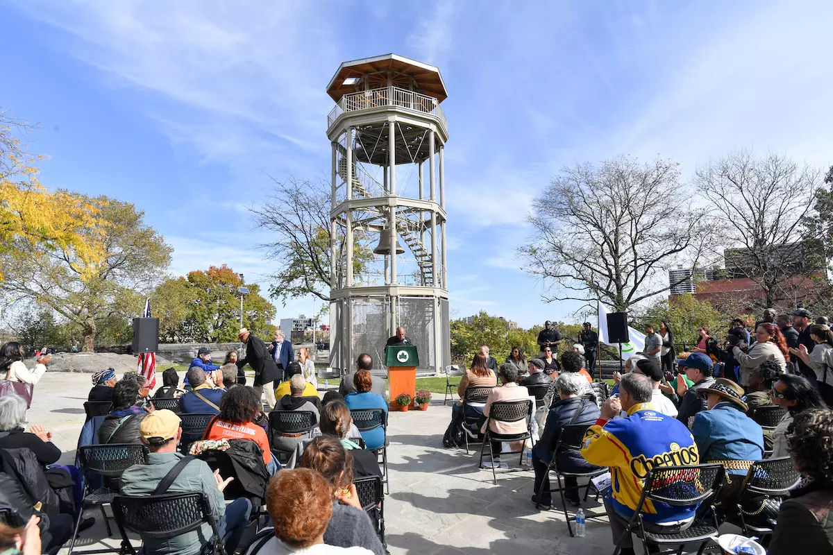 Harlems historiska Mount Morris Fire Watchtower återvänder till Marcus Garvey Park efter en restaurering på 7,9 miljoner dollar 8077_1