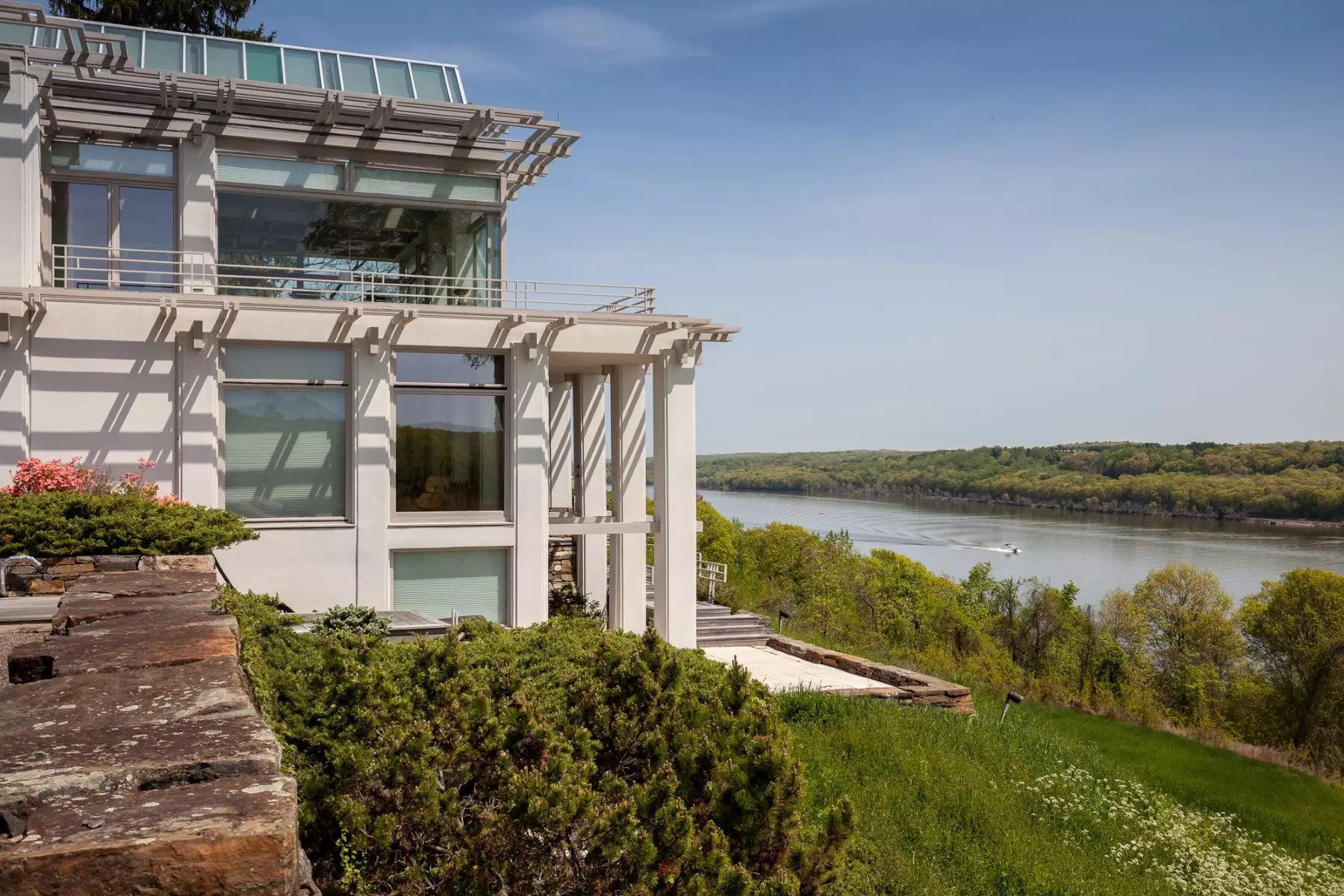 Dieses von Norman Jaffe entworfene Haus am Wasser im Wert von 6 Millionen US-Dollar ist eine klassische Skulptur mit Blick auf den Hudson 8130_1
