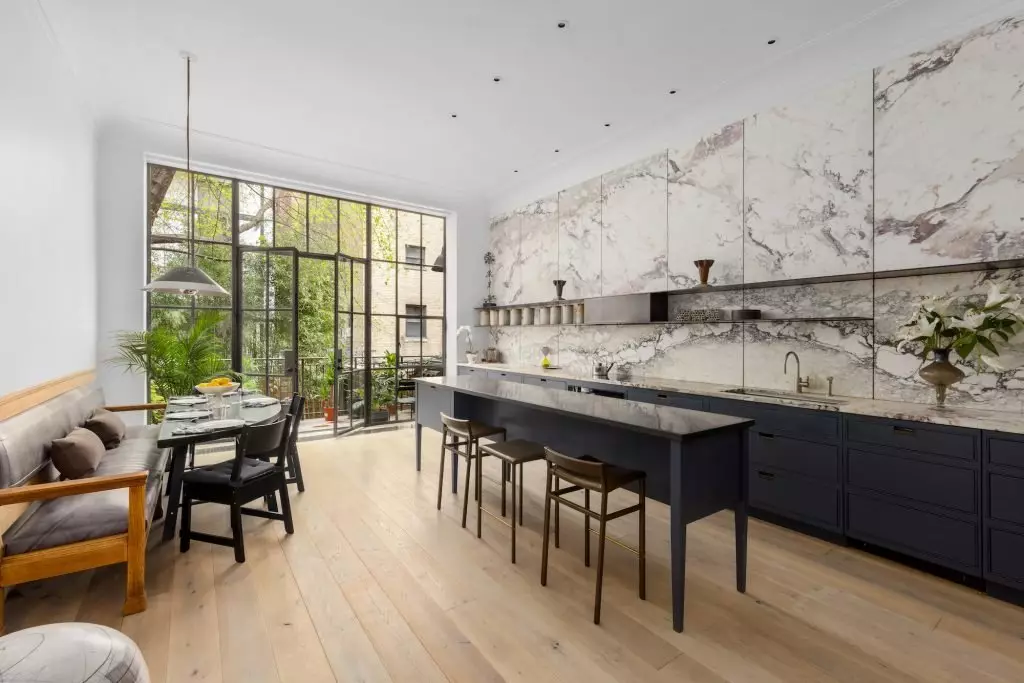 Le design primé est couronné par un penthouse parfait dans cette maison de 13,8 millions de dollars de l'Upper West Side
