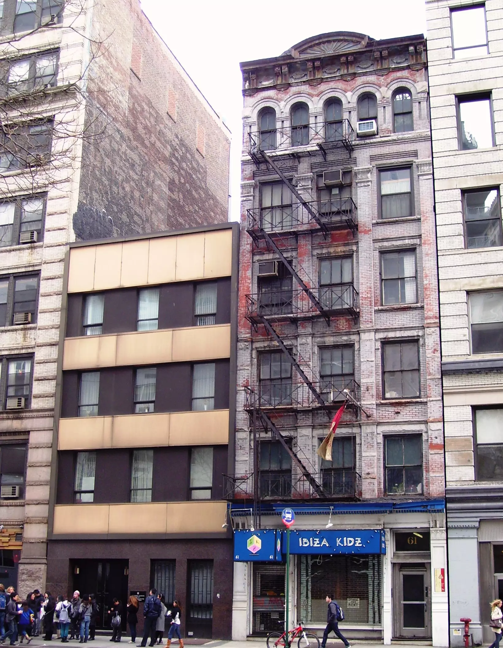 Lomiga o tagata tetele, tusitusiga mata'utia, ma le palota a tamaitai: E tele mealilo a Union Square i Saute 8216_7