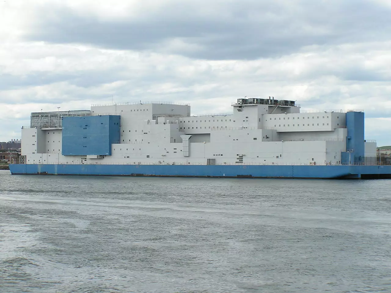 East River բանտային նավը, որը նախատեսված է եղել ժամանակավոր, զայրույթ է առաջացնում Rikers-ը փակելու պլանների պատճառով 8285_1
