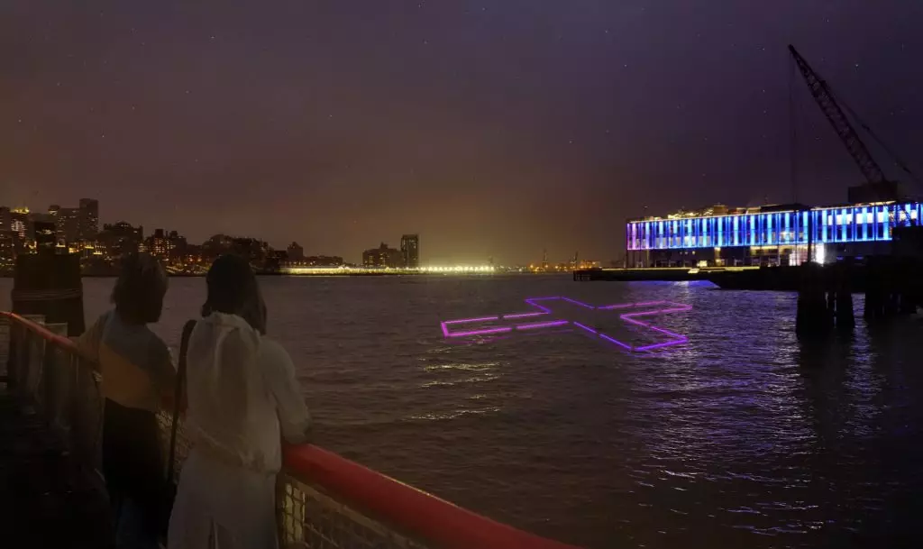 نصب هنری عمومی POOL در رودخانه شرقی کیفیت آب را روشن می کند