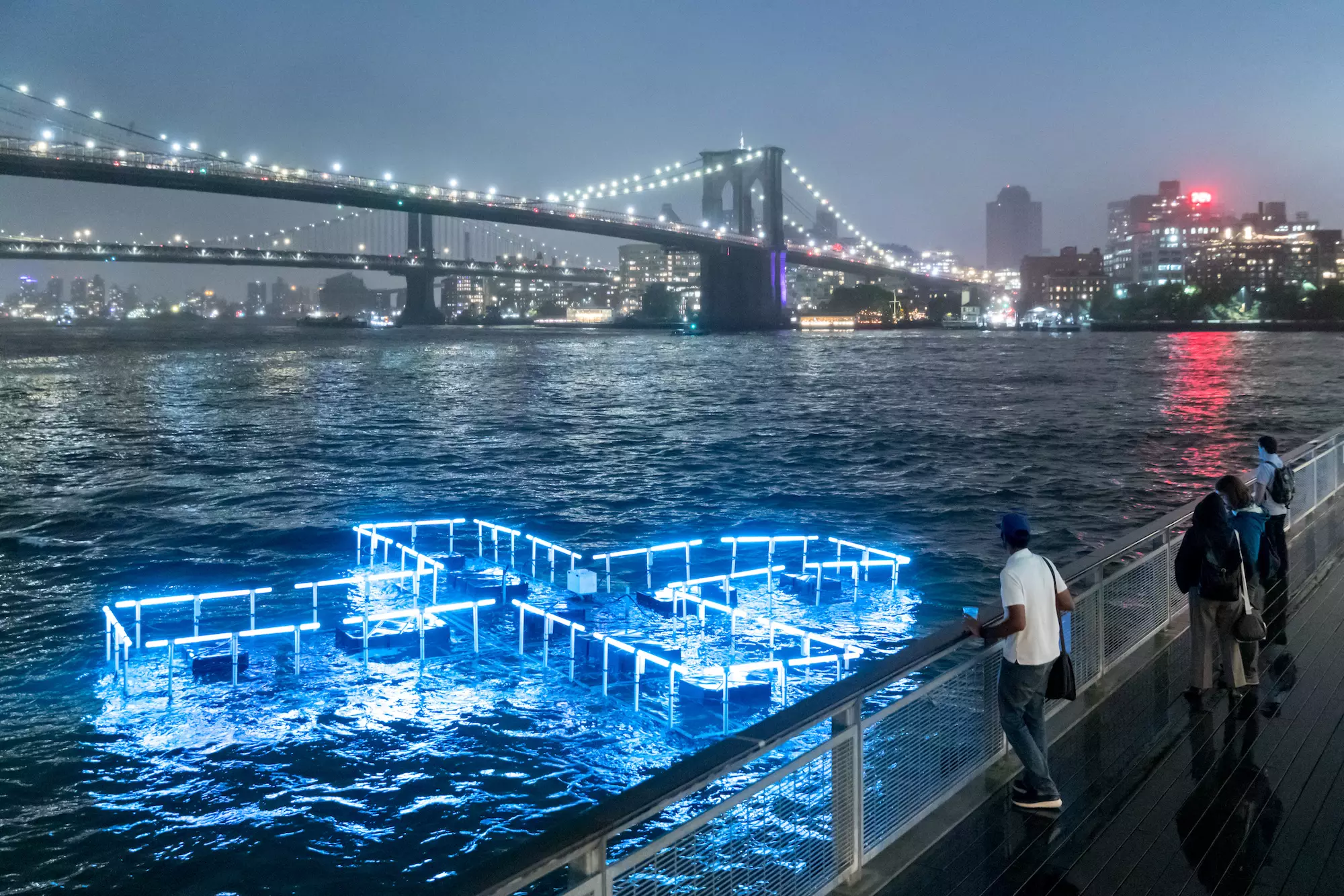 +POOLi avalik kunstiinstallatsioon East Riveris valgustab vee kvaliteeti 8336_2