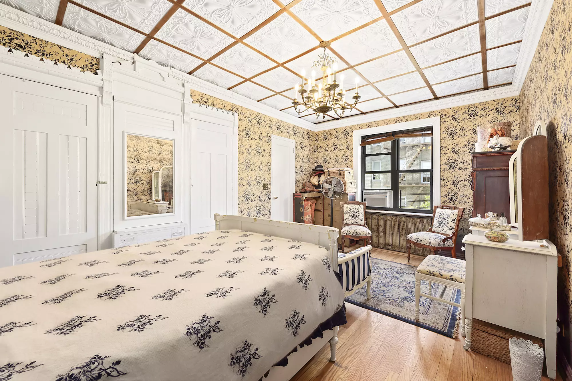 Ihe ndozi Victoria nke ụwa ochie na-ejupụta inch ọ bụla nke $ 325K Bronx co-op 8377_6