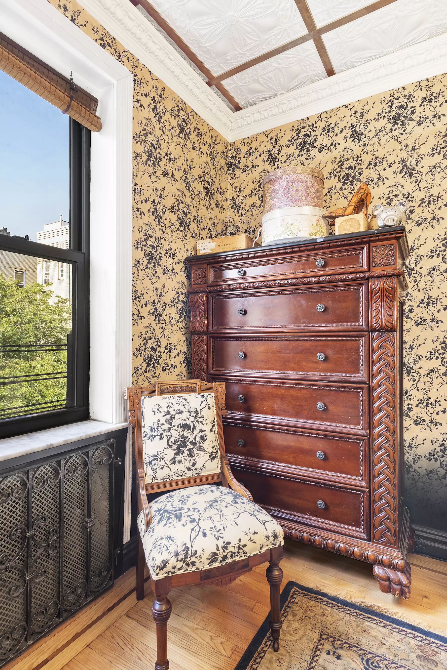 Zokongoletsa zakale za Victorian zimadzaza inchi iliyonse ya $325K Bronx co-op iyi 8377_7