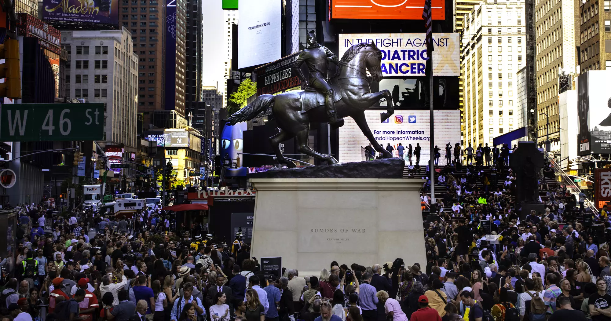 Kënschtler Kehinde Wiley enthüllt 'Rumors of War' Skulptur op Times Square 8391_1