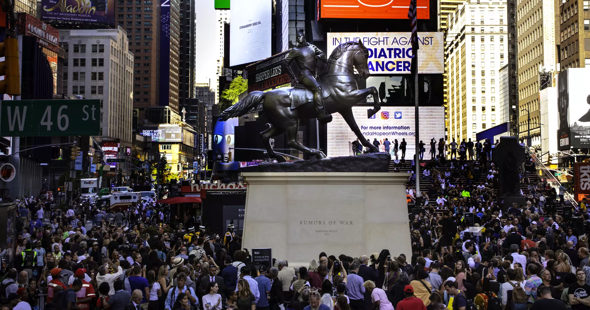 Wojambula Kehinde Wiley awulula chosema cha 'Rumors of War' ku Times Square 8391_1