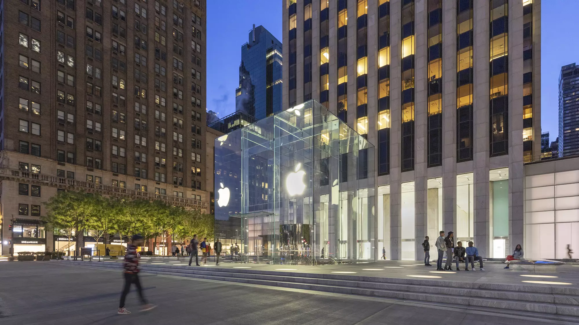 O buque insignia de Apple da Quinta Avenida reabre cun famoso cubo de vidro e unha nova praza pública 8479_1