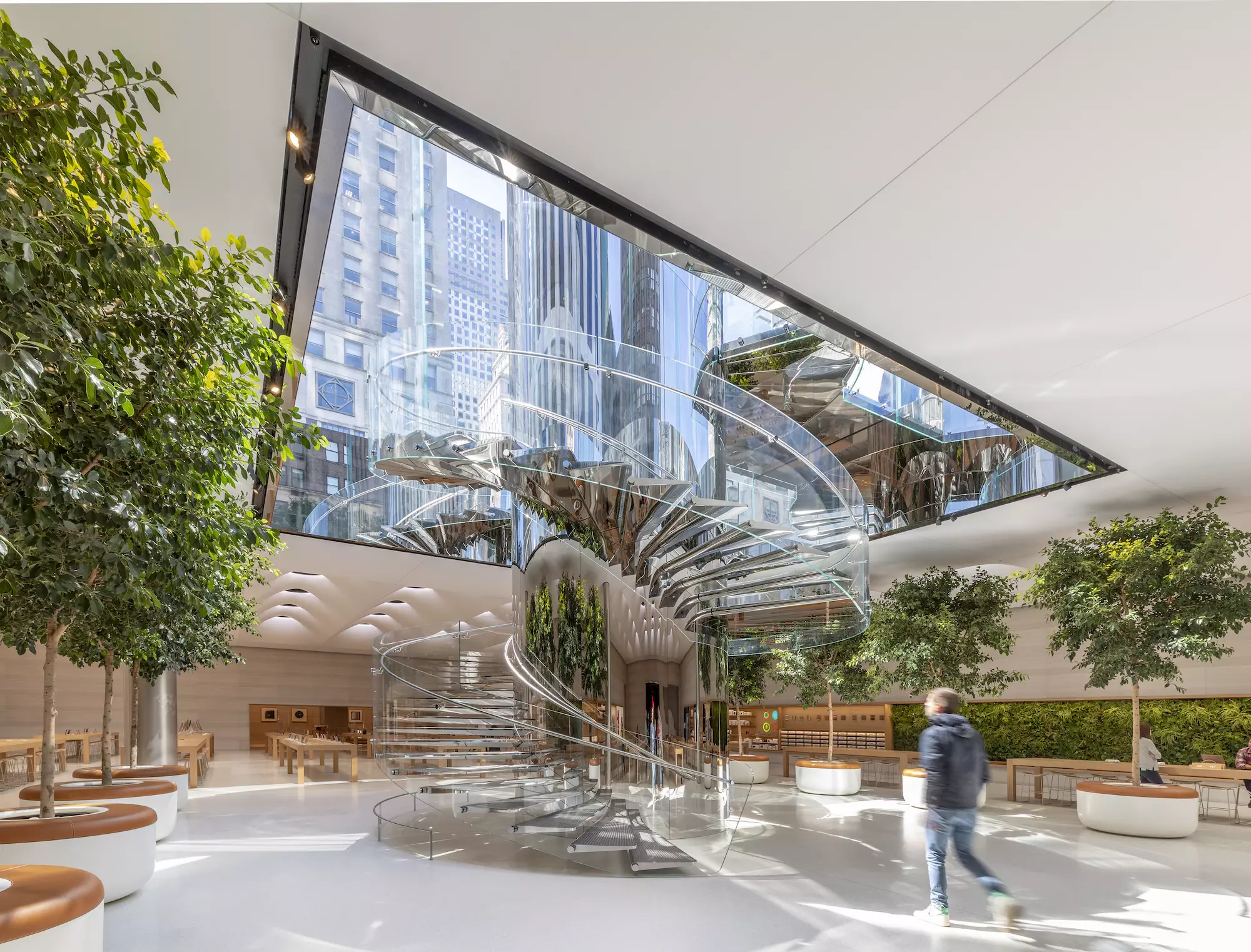 Apples flaggskepp på Fifth Avenue öppnar igen med en berömd glaskub och ett nytt offentligt torg 8479_4