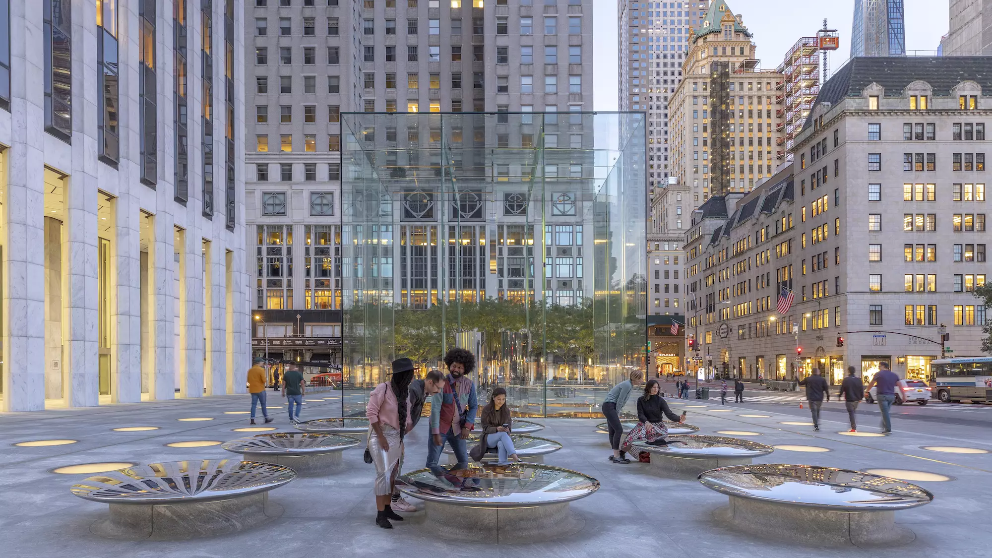 Apples Fifth Avenue-flagskib genåbner med en berømt glasterning og en ny offentlig plads 8479_6