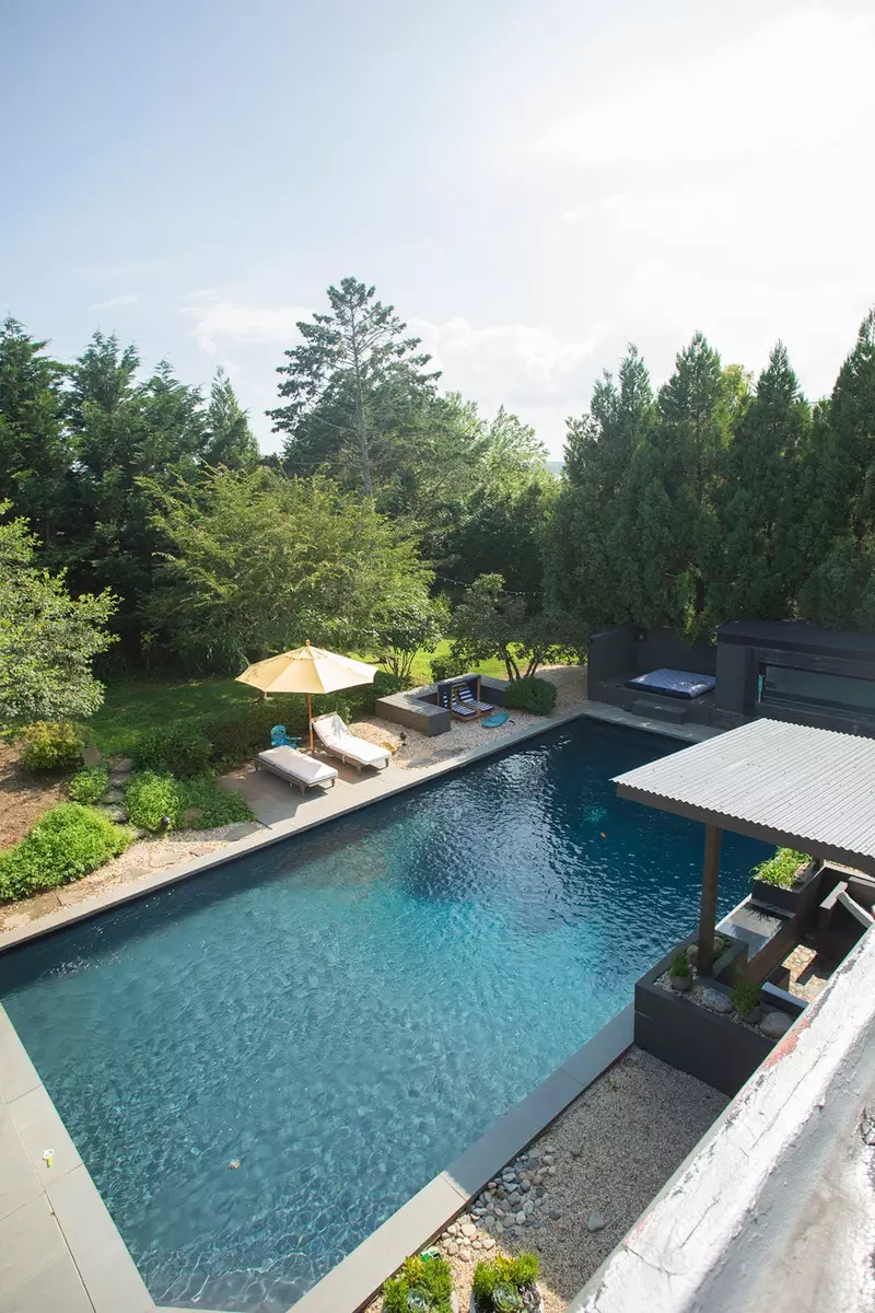 Нейт Беркус и Джеремия Брент купуват модерния дом на фотографа Рафаел Мазуко за 1,6 милиона долара в Монток 8489_11