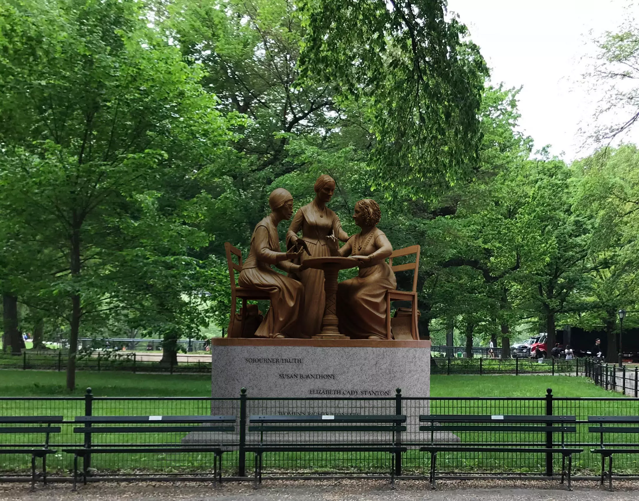 Central Park အမျိုးသမီး မဲပေးပိုင်ခွင့်ရုပ်တုအတွက် ဒီဇိုင်းအသစ်ကို ထုတ်ဖော်ခဲ့သော်လည်း ကန့်ကွက်မှုများကြောင့် မဲနှောင့်နှေးခဲ့သည်။ 8534_1