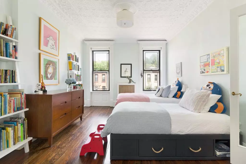 Dizze $ 3.45M Park Slope brownstone hat tonnen orizjinele details en sit stappen fan Prospect Park 8576_7