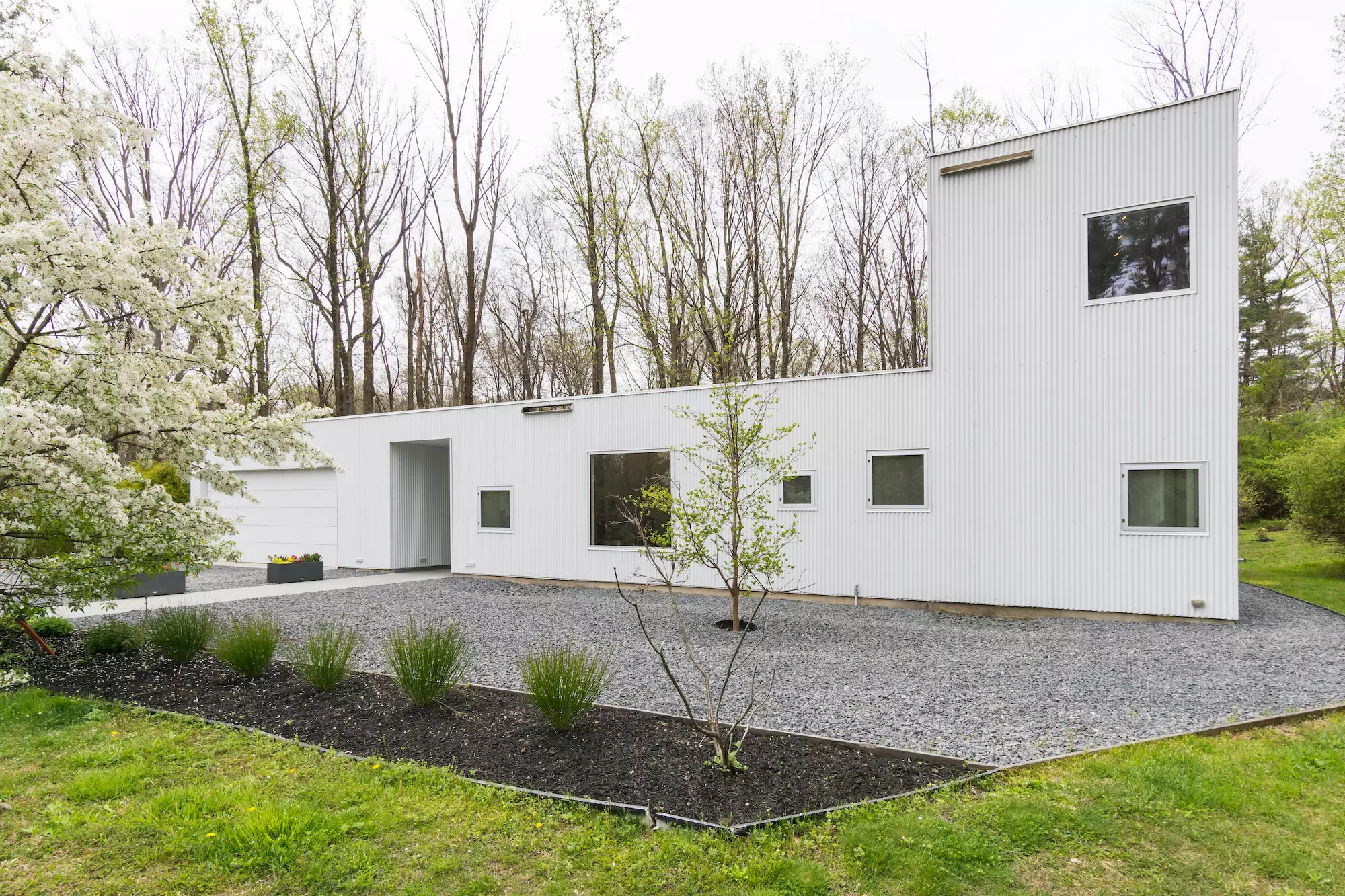 Els terres de formigó i el revestiment metàl·lic fan d'aquesta casa de Nova Jersey d'1,5 milions de dòlars el somni dels amants modernistes. 85_1