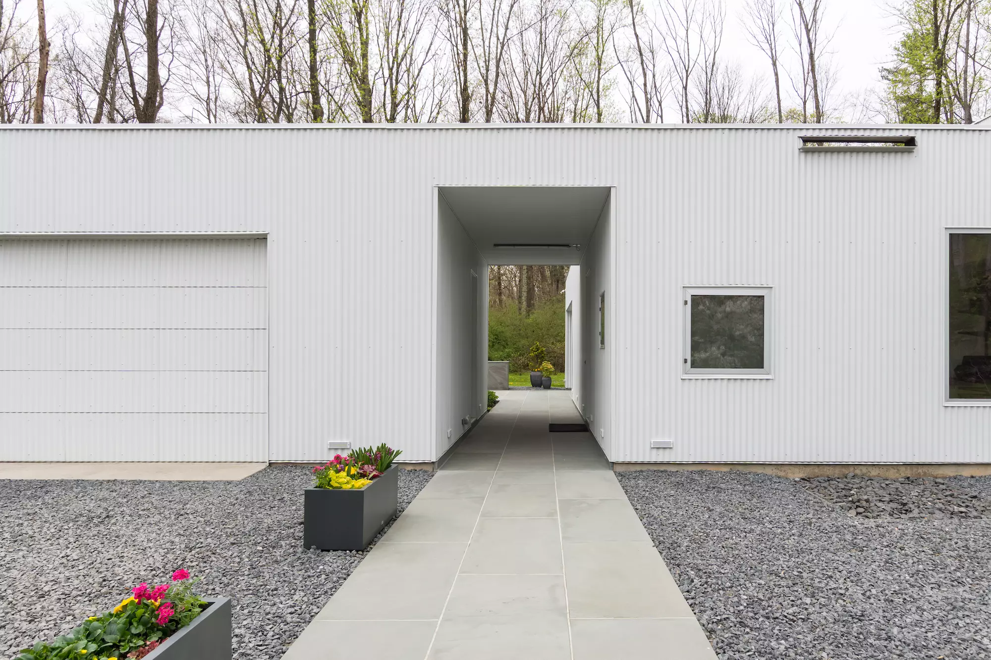 Pisos de concreto e revestimento de metal fazem desta casa de US $ 1,5 milhão em Nova Jersey o sonho de um amante modernista 85_4