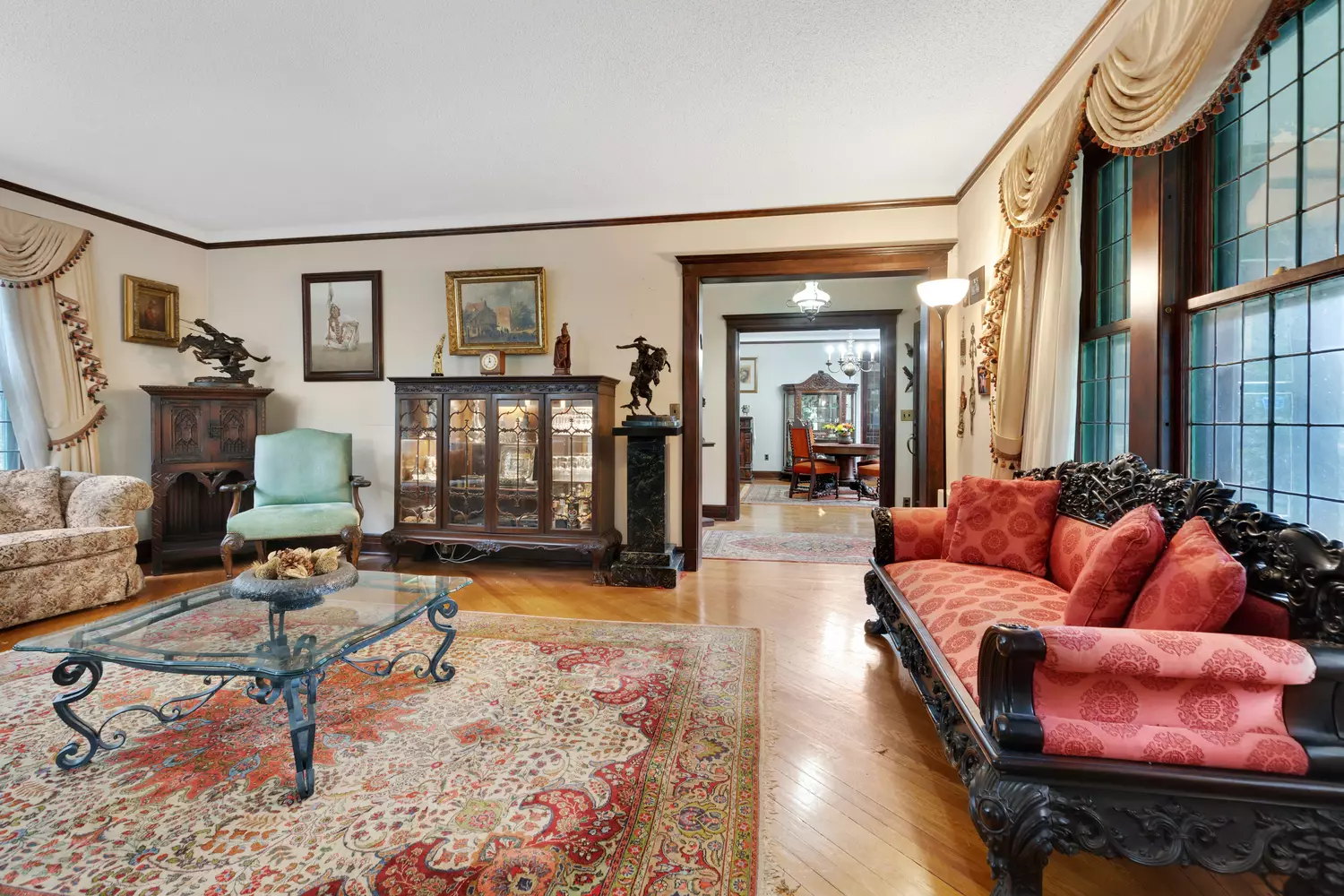 17 Bow Street, hienot listaukset, tudor, Mildred Pierce, Forest Hills Gardens