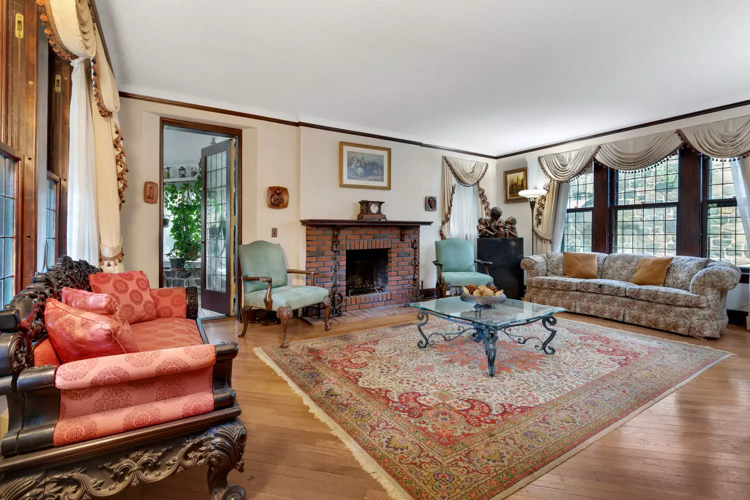 17 Bow Street, hienot listaukset, tudor, Mildred Pierce, Forest Hills Gardens