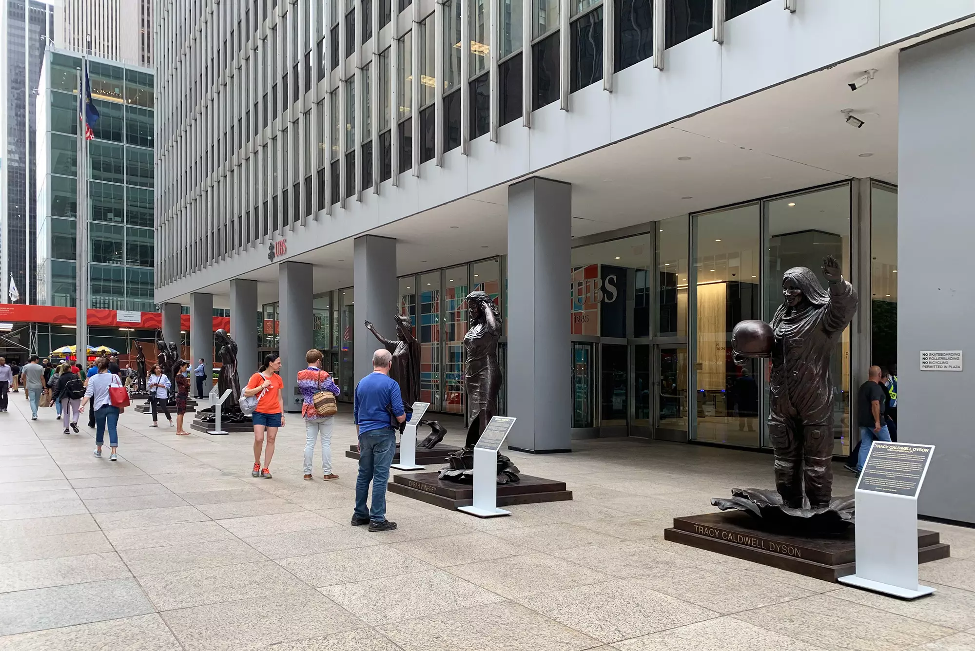 10 مجسمه برنزی از زنان قدرتمند در خارج از ساختمان اداری میدتاون در معرض دید قرار دارند 8693_2