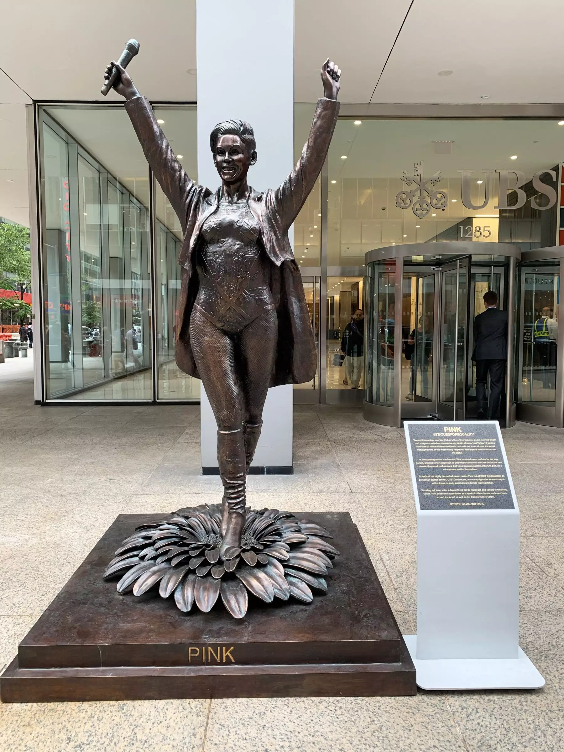 10 бронзовых скульптур влиятельных женщин выставлены возле офисного здания в Мидтауне. 8693_4