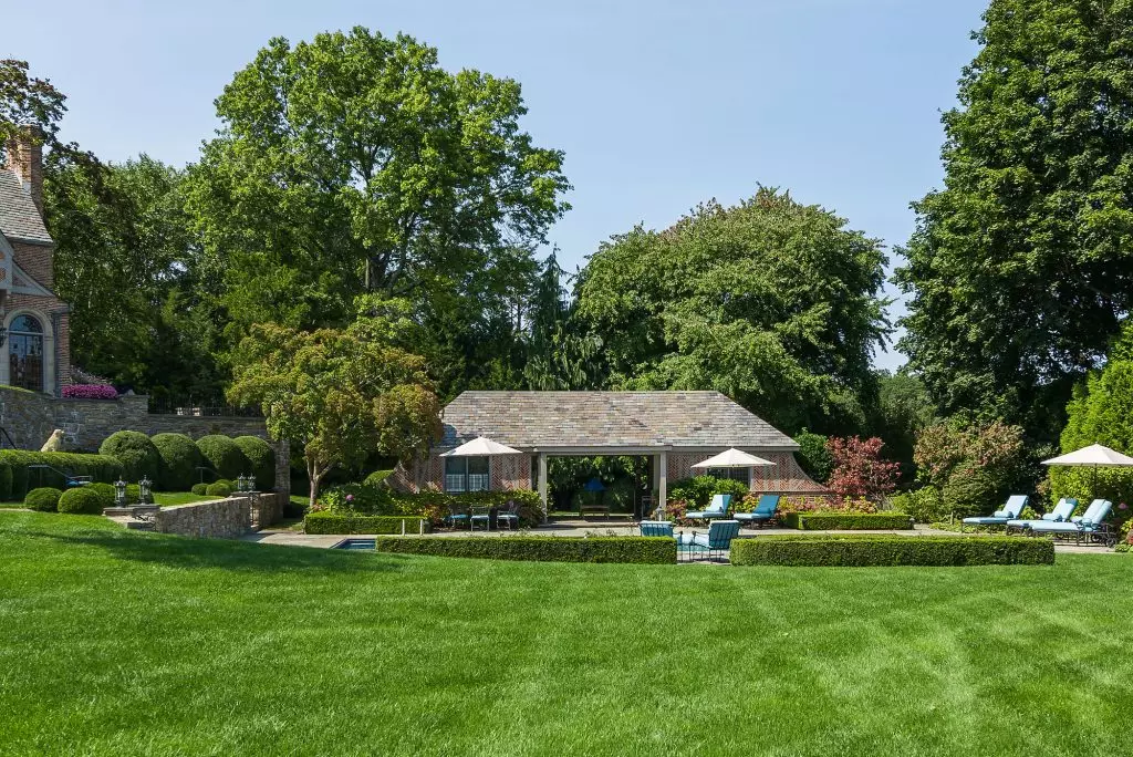 Tá eastát Lavish Tudor ar thailte an Westchester Country Club ag iarraidh $8M 8697_17