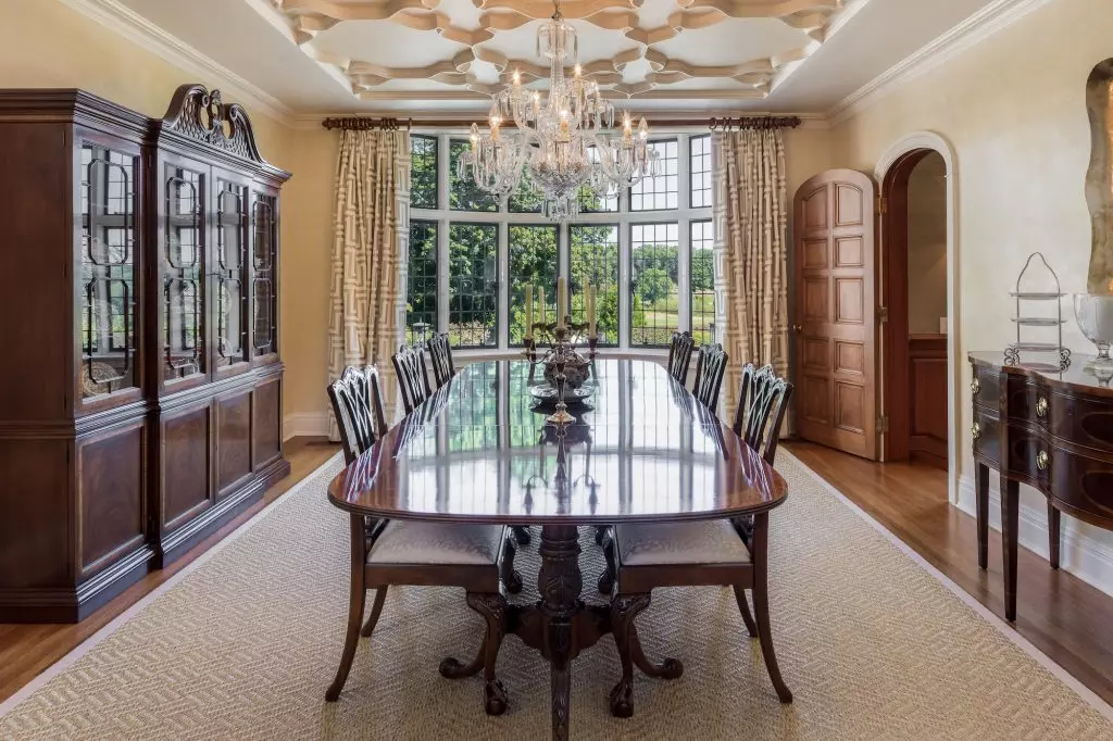 Tá eastát Lavish Tudor ar thailte an Westchester Country Club ag iarraidh $8M 8697_6