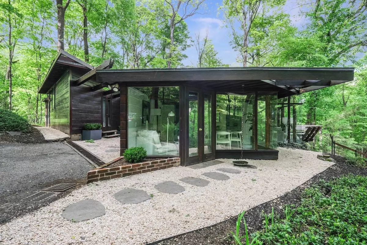 Rena linjer framhäver detta $810K Usonia-hem i Westchester av en Frank Lloyd Wright-lärling 8772_1