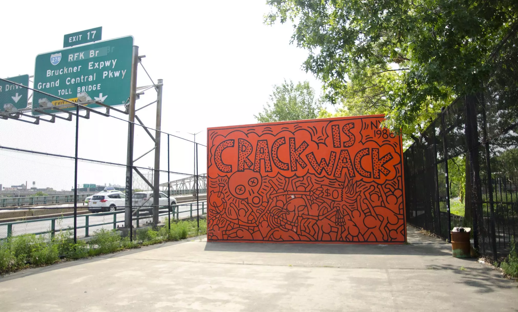 Kultovní nástěnná malba Keitha Haringa „Crack is Wack“ ve východním Harlemu se restauruje 8841_1