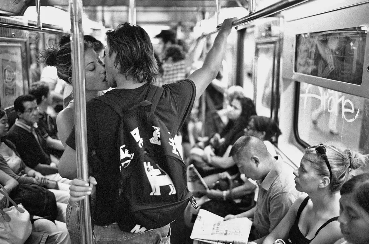 Urban Romance: Fotografer Matt Weber mengabadikan cinta selama puluhan tahun di kereta bawah tanah 89065_1