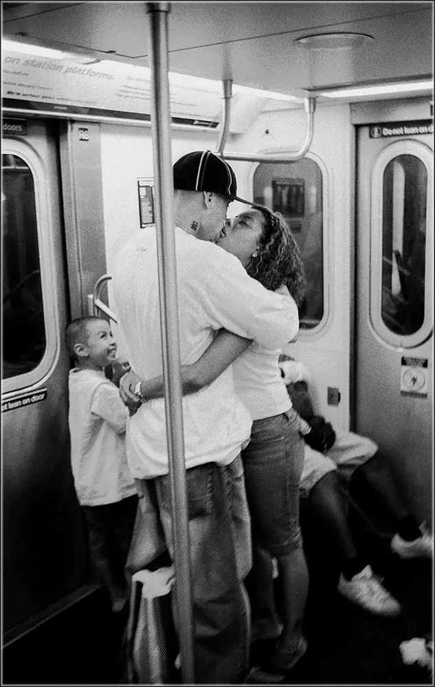 Urban Romance: il fotografo Matt Weber cattura decenni di amore in metropolitana 89065_3