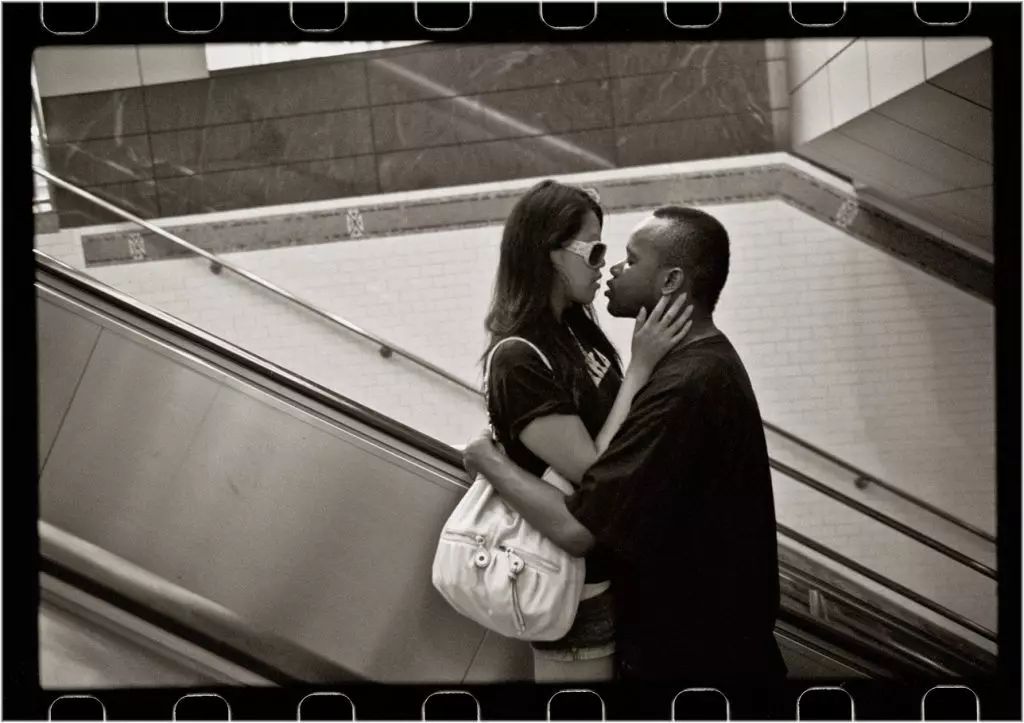Urban Romance: Ang photographer nga si Matt Weber nakakuha sa mga dekada sa gugma sa subway 89065_4
