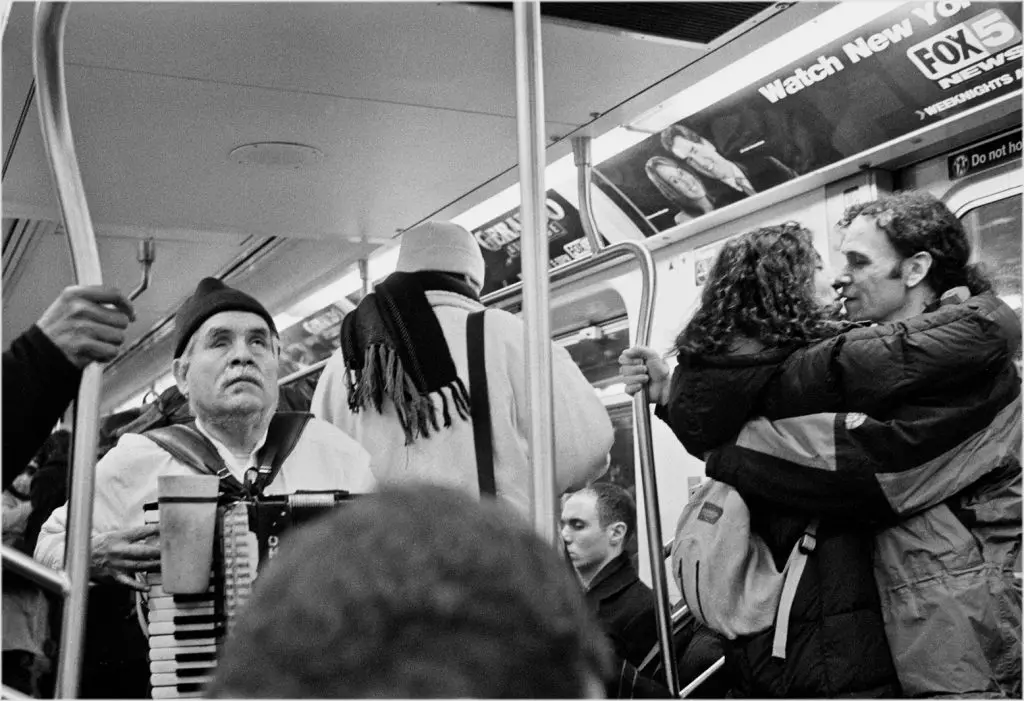 शहरी रोमान्स: फोटोग्राफर म्याट वेबरले सबवेमा दशकौंको प्रेम खिच्छन् 89065_5