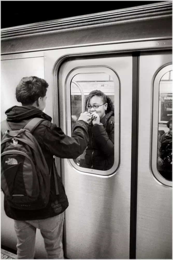 Urban Romance: Fotograf Matt Weber erfaasst Joerzéngte vu Léift op der Metro 89065_6