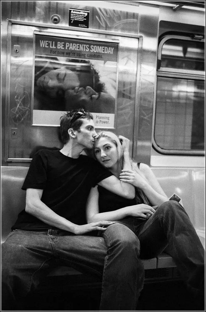 Urban Romance: Ang photographer nga si Matt Weber nakakuha sa mga dekada sa gugma sa subway 89065_7
