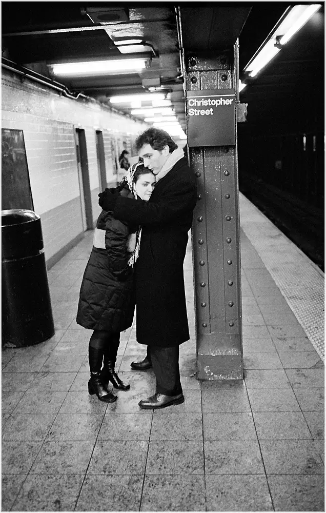 شہری رومانس: فوٹوگرافر میٹ ویبر نے سب وے پر کئی دہائیوں کی محبت کی تصویر کشی کی۔ 89065_8