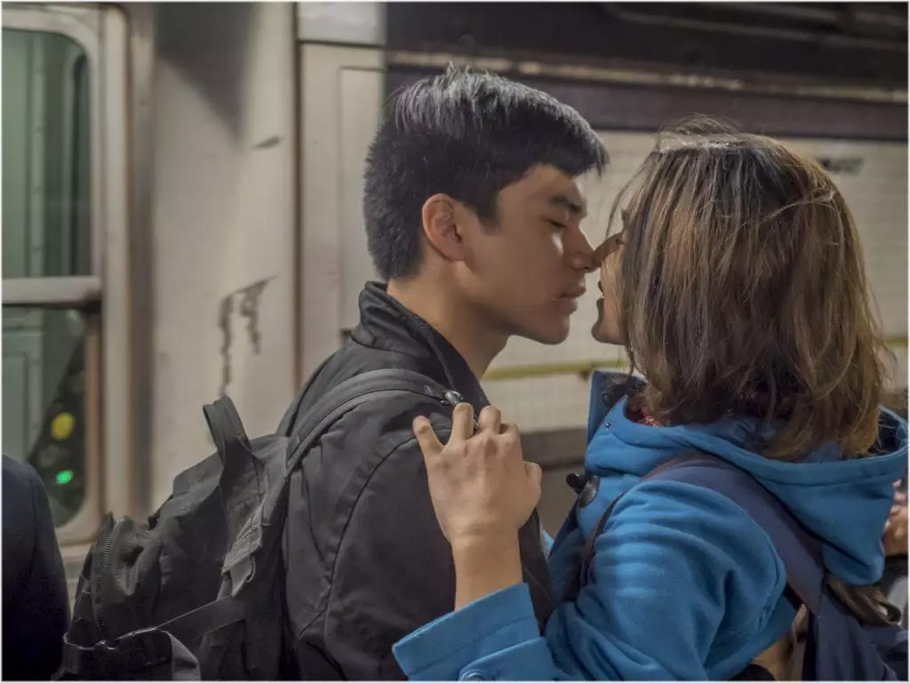 Urban Romance: Fotografen Matt Weber fångar årtionden av kärlek på tunnelbanan 89065_9