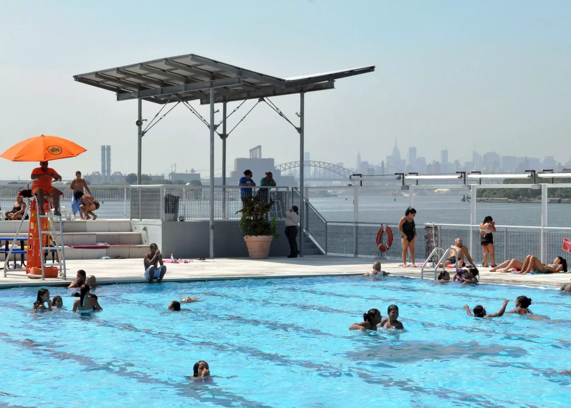Jeste li znali da je jedini plutajući bazen u zemlji u Bronxu? 8925_1