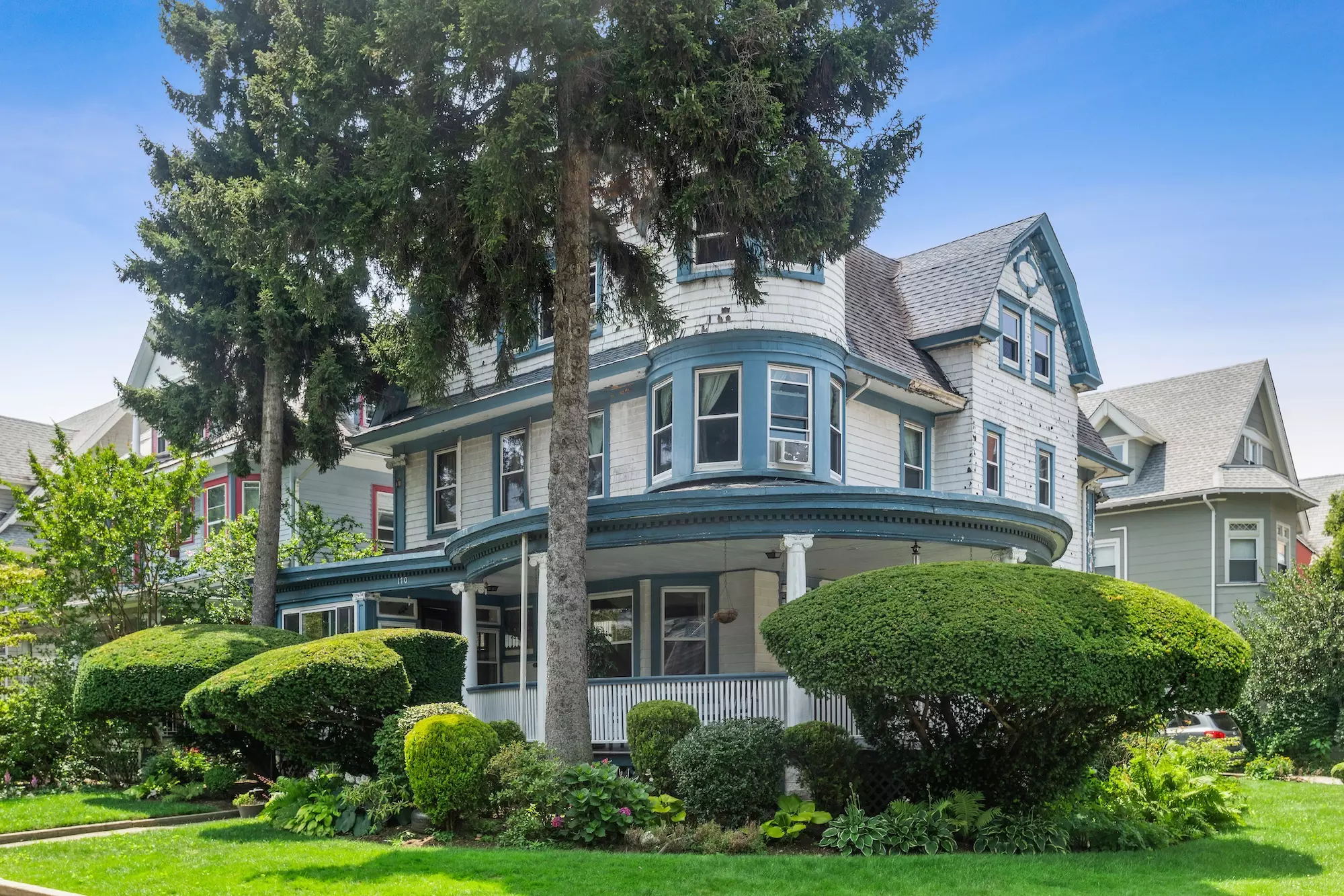 Por 2,5 millóns de dólares, esta casa victoriana de Prospect Park South ten sete dormitorios e un pórtico envolvente. 8987_1