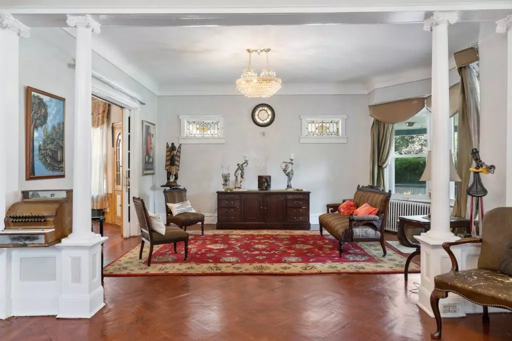 Por 2,5 millóns de dólares, esta casa victoriana de Prospect Park South ten sete dormitorios e un pórtico envolvente. 8987_3