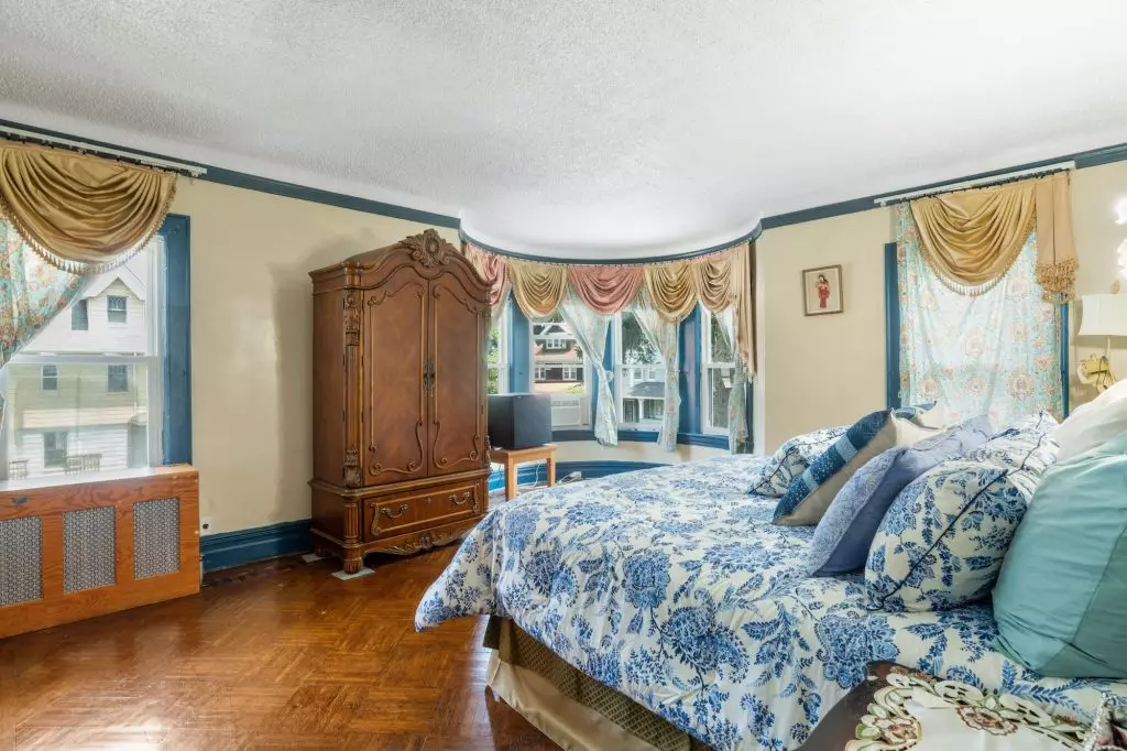 Za 2,5 miliona dolarów ten wiktoriański dom Prospect Park South ma siedem sypialni i otaczającą go werandę 8987_6