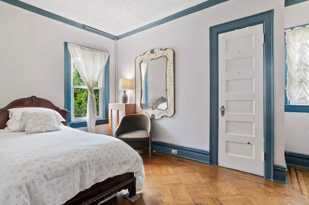 Za 2,5 miliona dolarów ten wiktoriański dom Prospect Park South ma siedem sypialni i otaczającą go werandę 8987_8