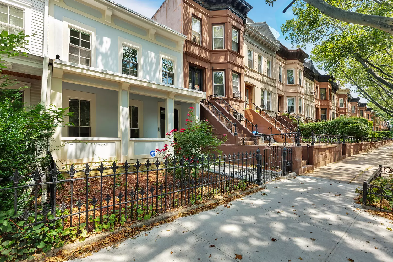 Најстариот дом во историскиот округ Stuyvesant Heights бара 1,6 милиони долари по модерното реновирање 9009_1